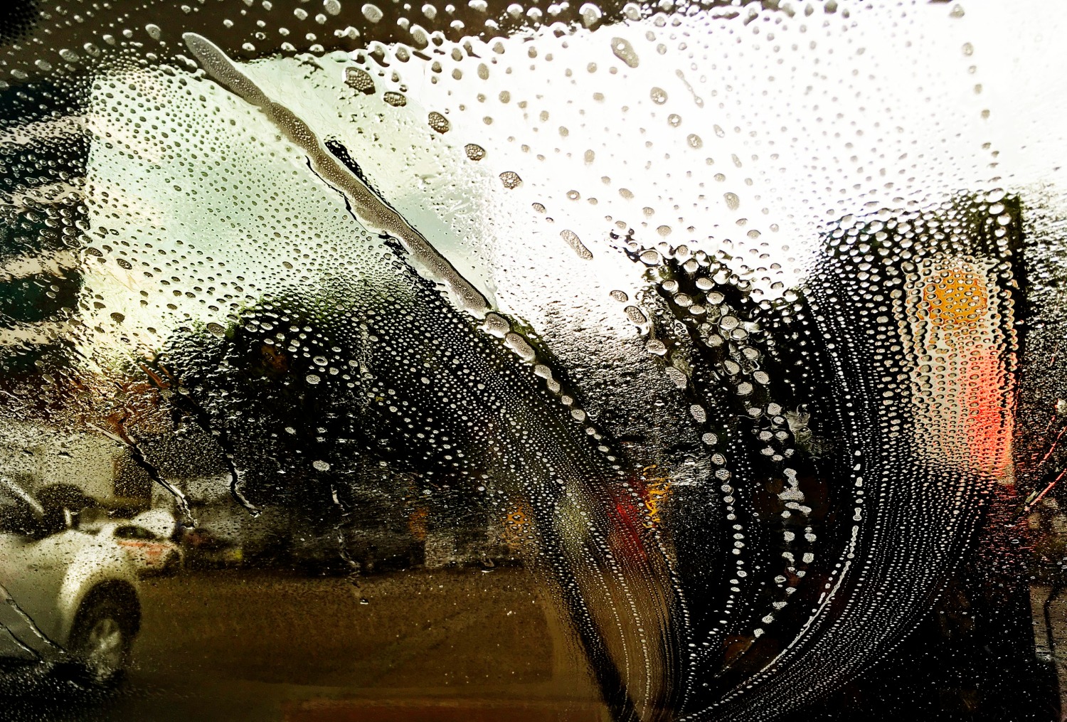 Stubborn stains on car windscreen - how to remove them?
